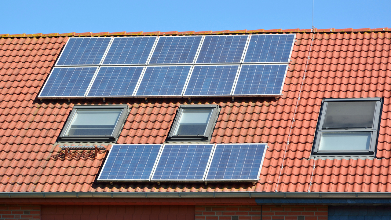 Vad bör hushåll tänka på inför installation av solceller?