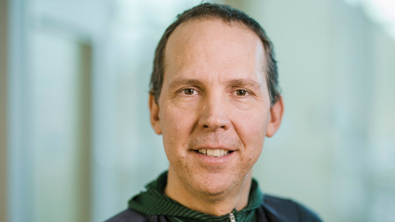 Keith Larson tilldelas Iwan Bolin-priset