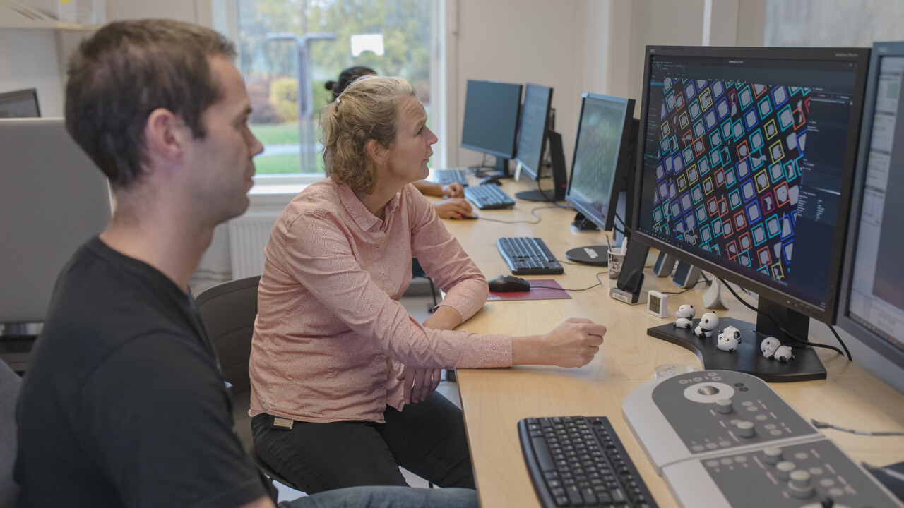 Advanced microscope provides frozen snapshots at atomic level